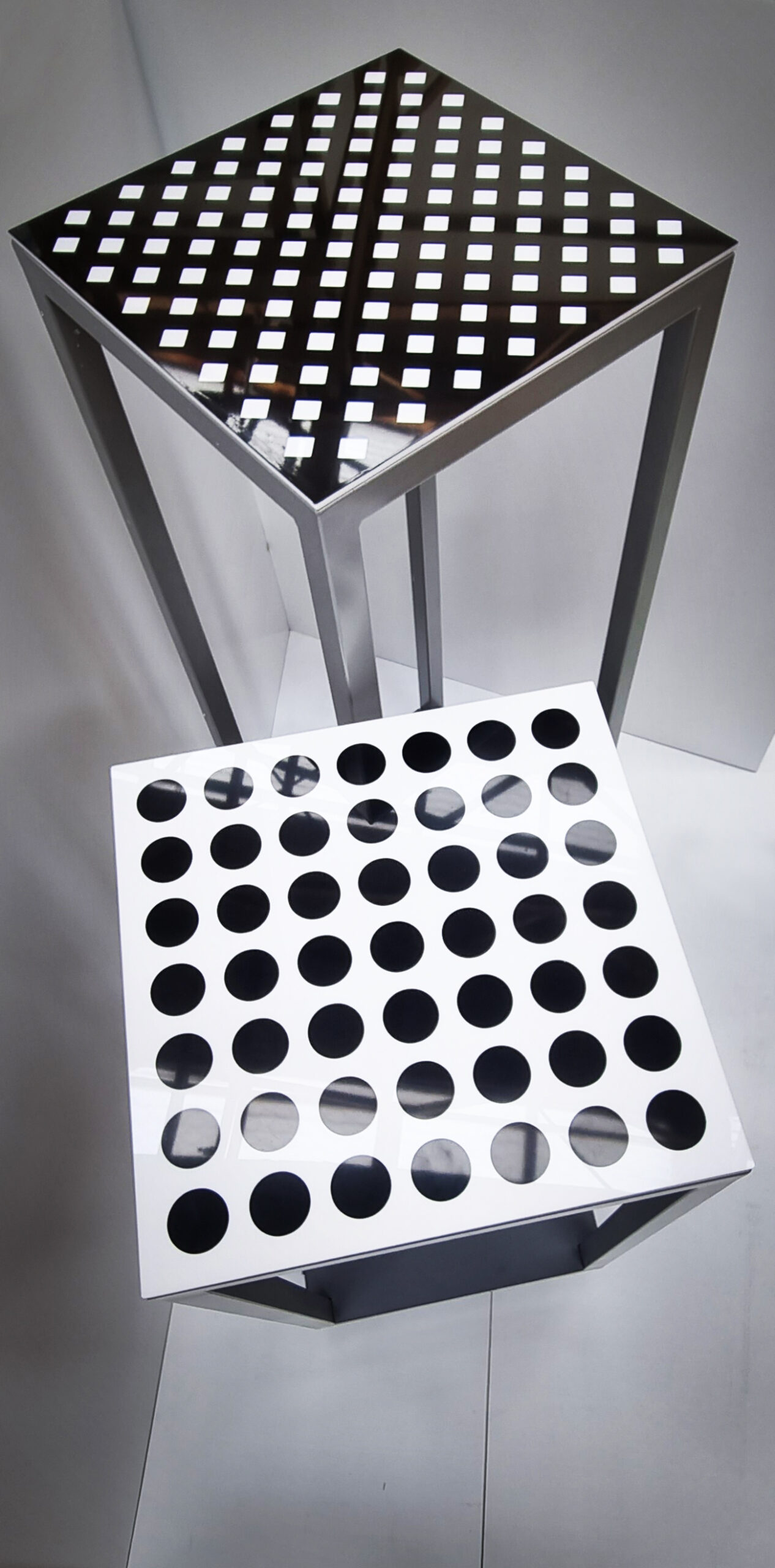 illuminated display stand in Powder coated Aluminium with acrylic ...